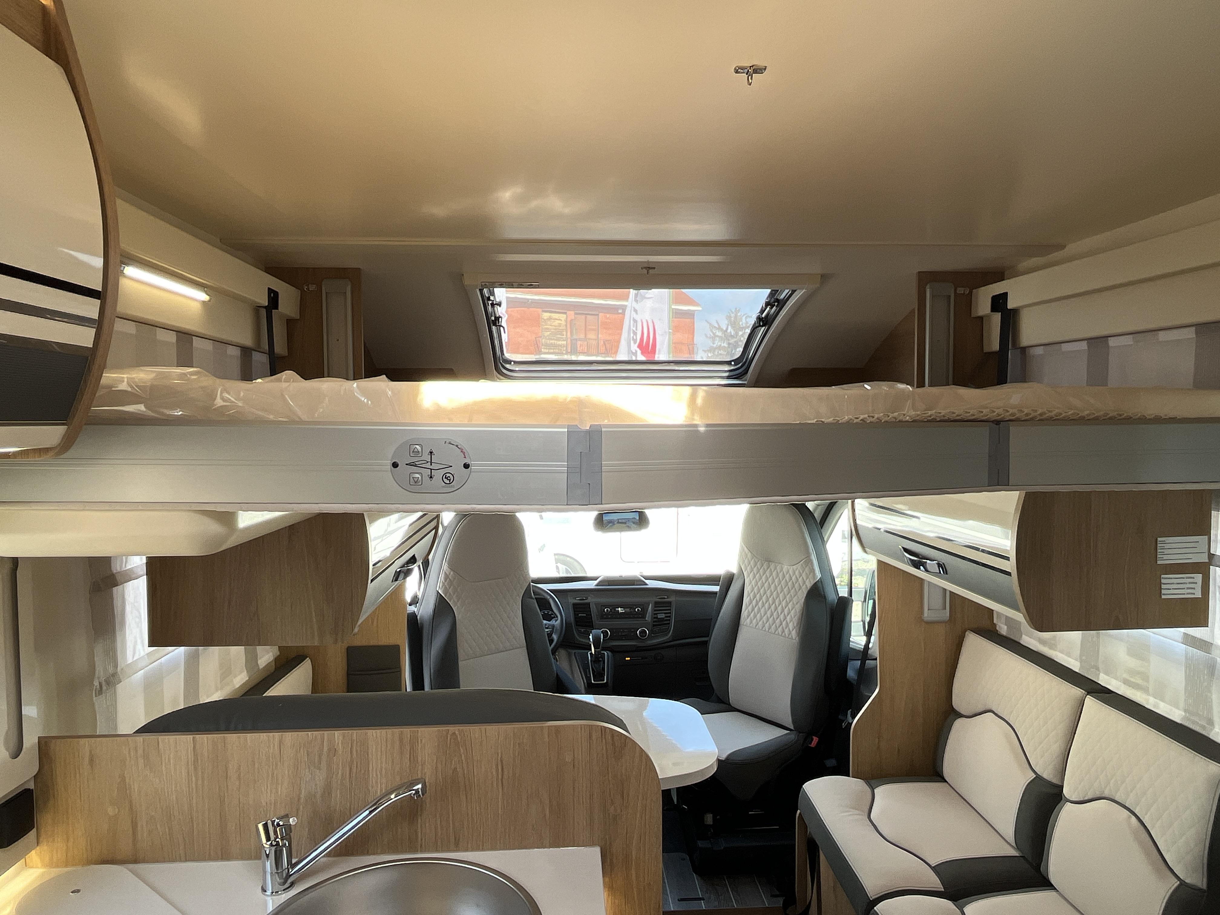 Camper Nuovo Semintegrale Roller Team ZEFIRO 295 TL 2023 Camping Sofia ...