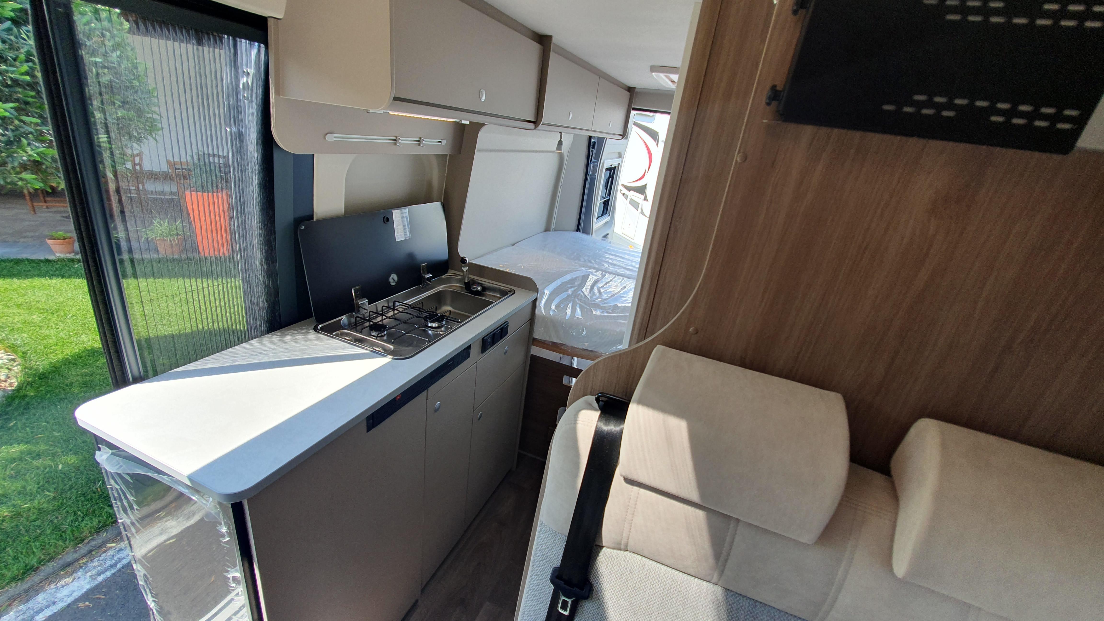 Camper Nuovo Van, furgonato Carado CV600 PRO 2023 Monzacamper Monza ...