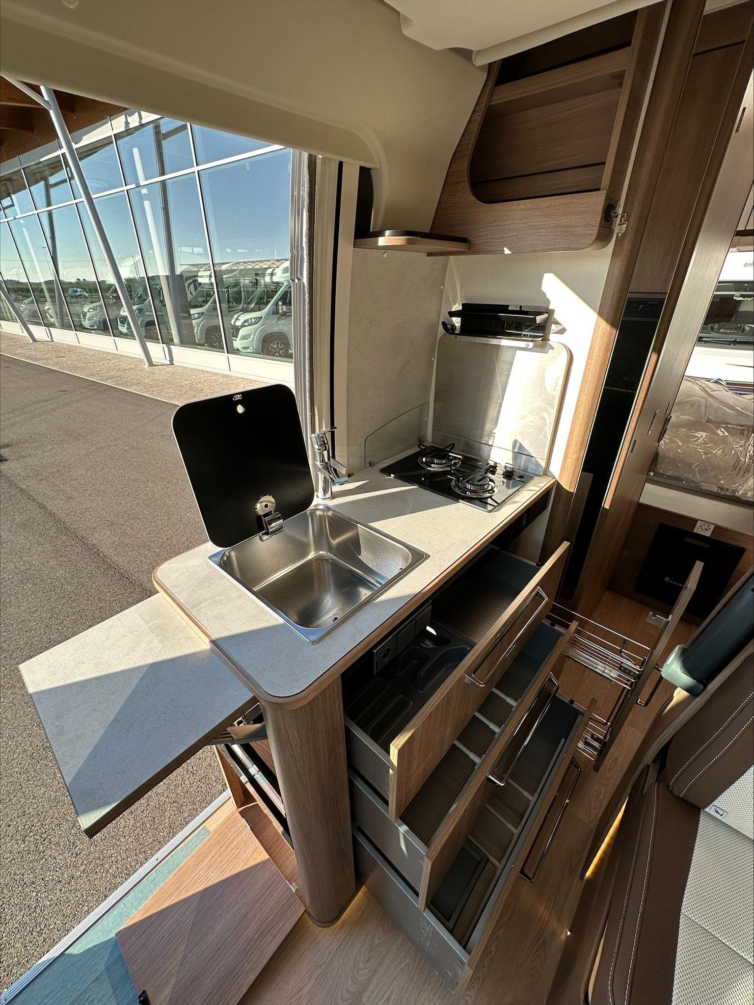 Camper Nuovo Semintegrale Dreamer CAMPER VAN XL Guglielmi Autocaravan ...