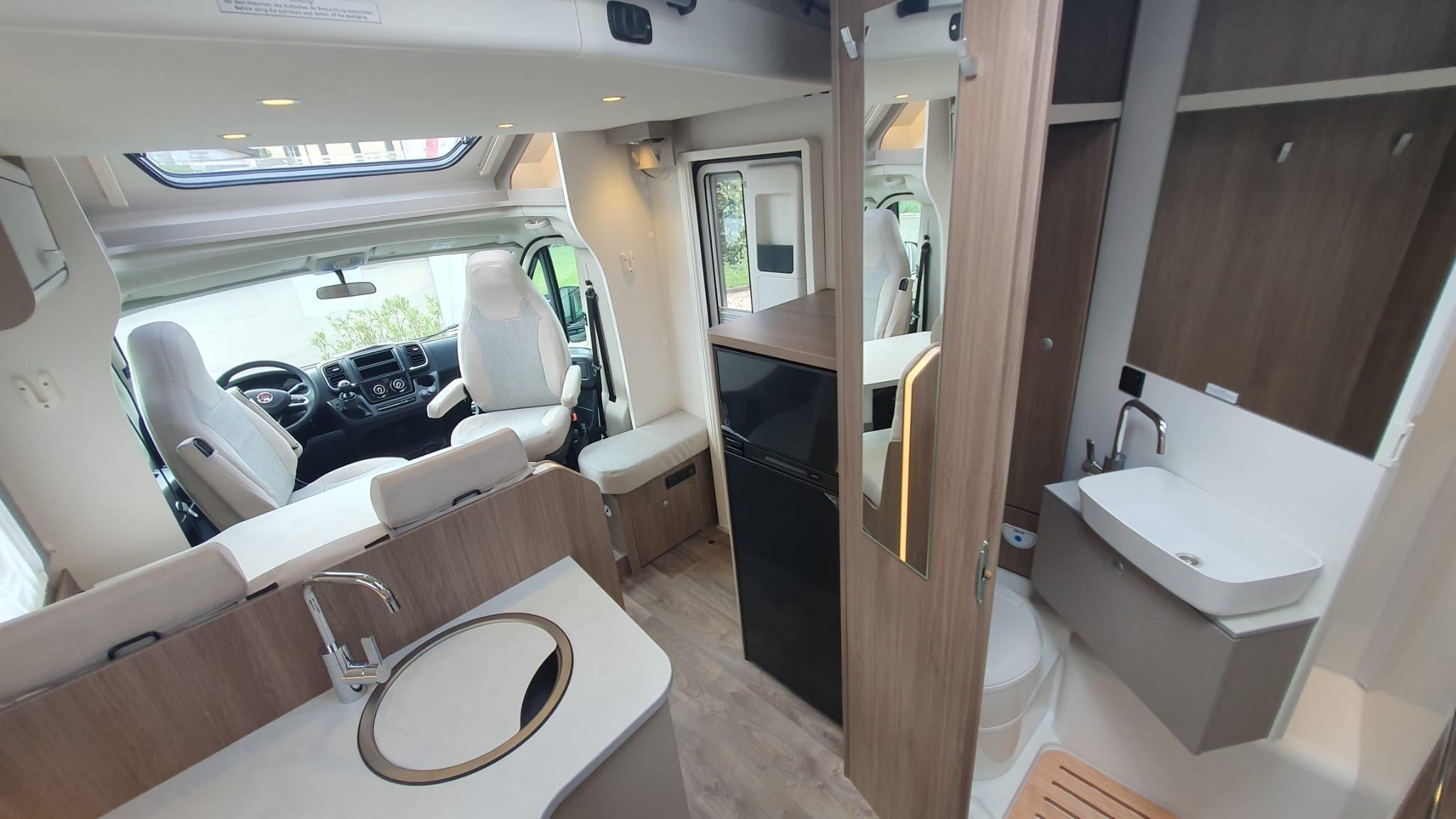 Camper Nuovo Semintegrale Carado T338 2023 Monzacamper Monza | CamperOnLine