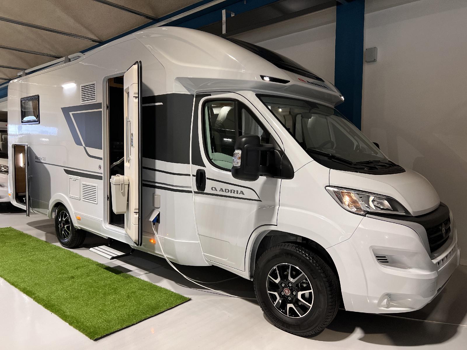 Camper Nuovo Semintegrale Adria MATRIX AXESS 670 SC Frattin Auto ...